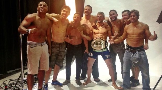 Zdjęcie tygodnia: Team Alpha Male z pasem UFC | MMAROCKS