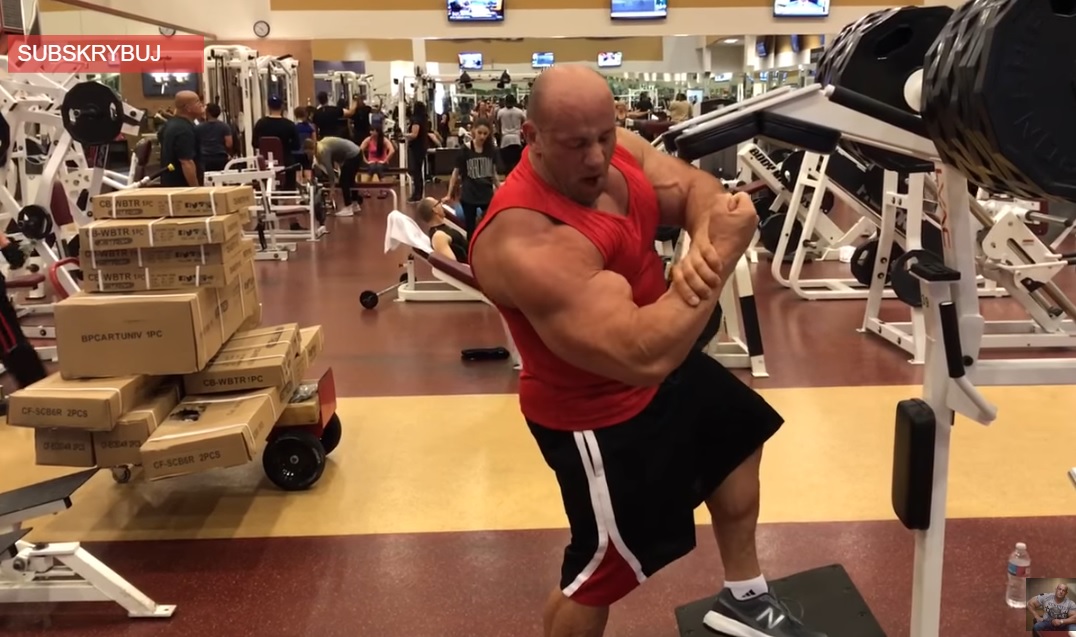 "Skaczesz jak dziewczynka na tym stadionie" - Hardkorowy Koksu nabija ...