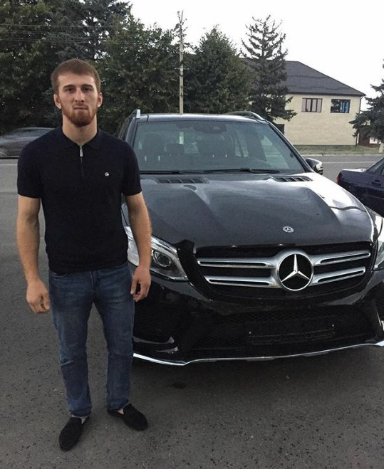 Mukhamed Berkhamov i Mukhomad Vakhaev z nowymi Mercedesami po wygranych ... Mukhamed Berkhamov i Mukhomad Vakhaev z nowymi Mercedesami po wygranych ...