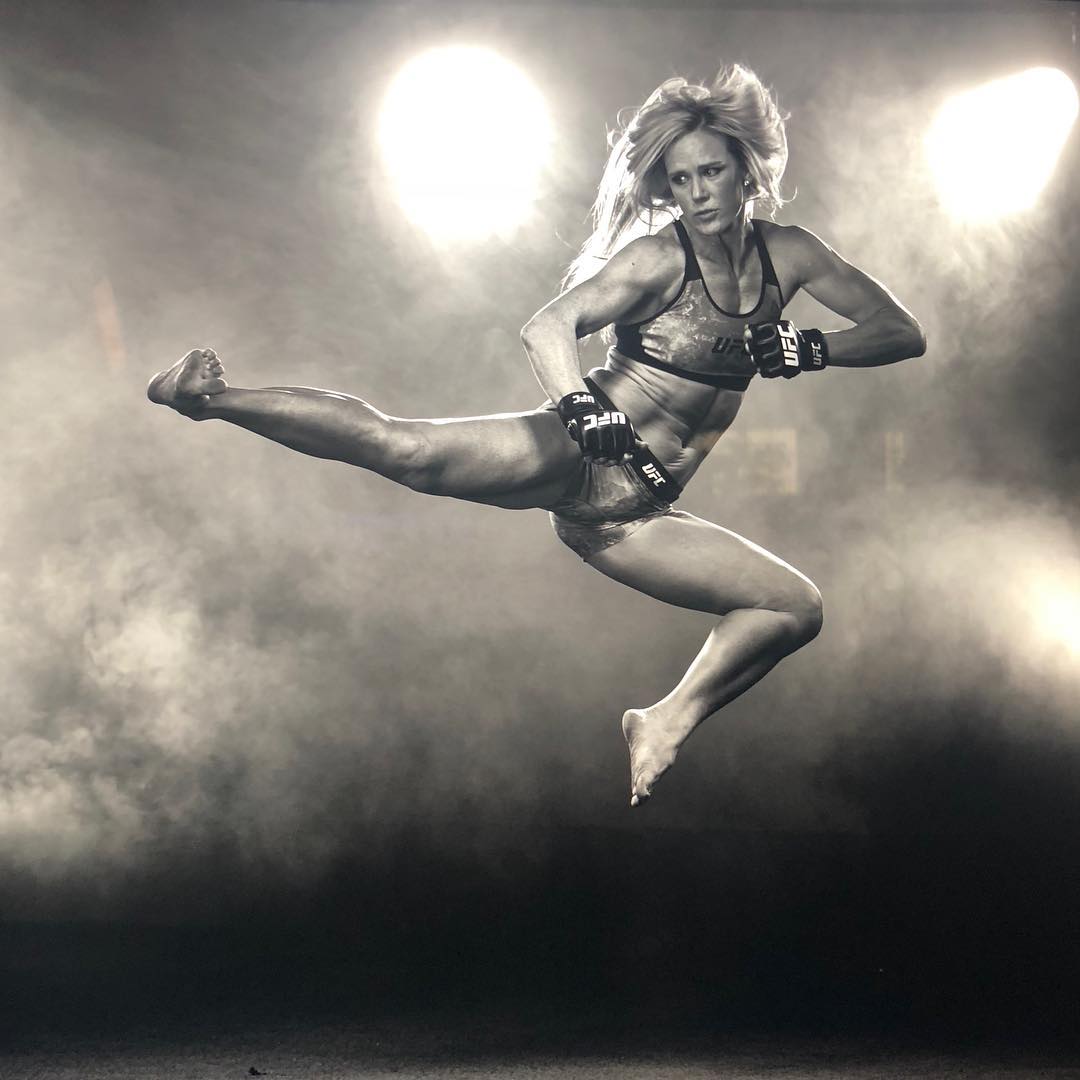 Była mistrzyni Holly Holm przedłuża umowę z UFC na kolejne 6 walk ... Była mistrzyni Holly Holm przedłuża umowę z UFC na kolejne 6 walk ...
