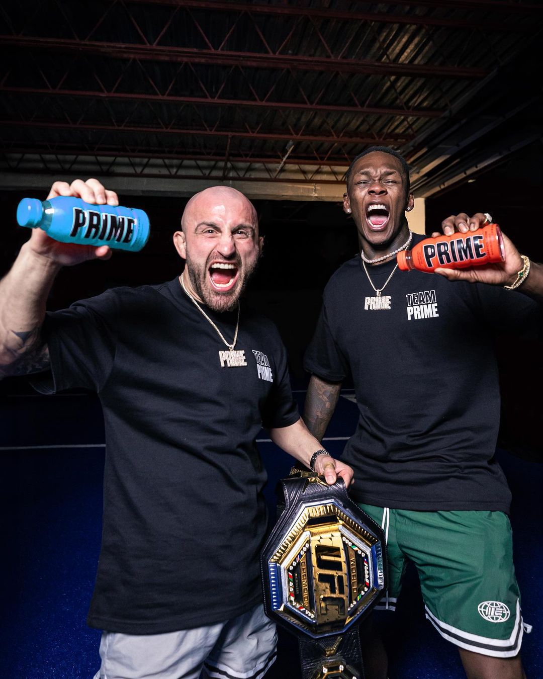 Alexander Volkanovski i Israel Adesanya pierwszymi zawodnikami ...