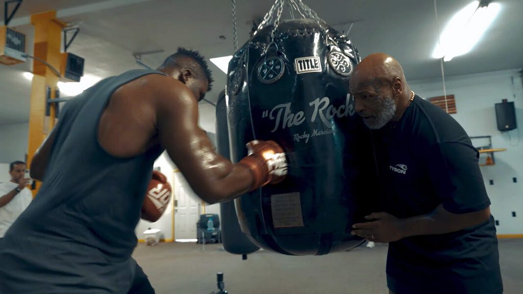 "Przygotowania, aby zszokować świat" - Trening Mike'a Tysona z Ngannou (WIDEO) | MMAROCKS
