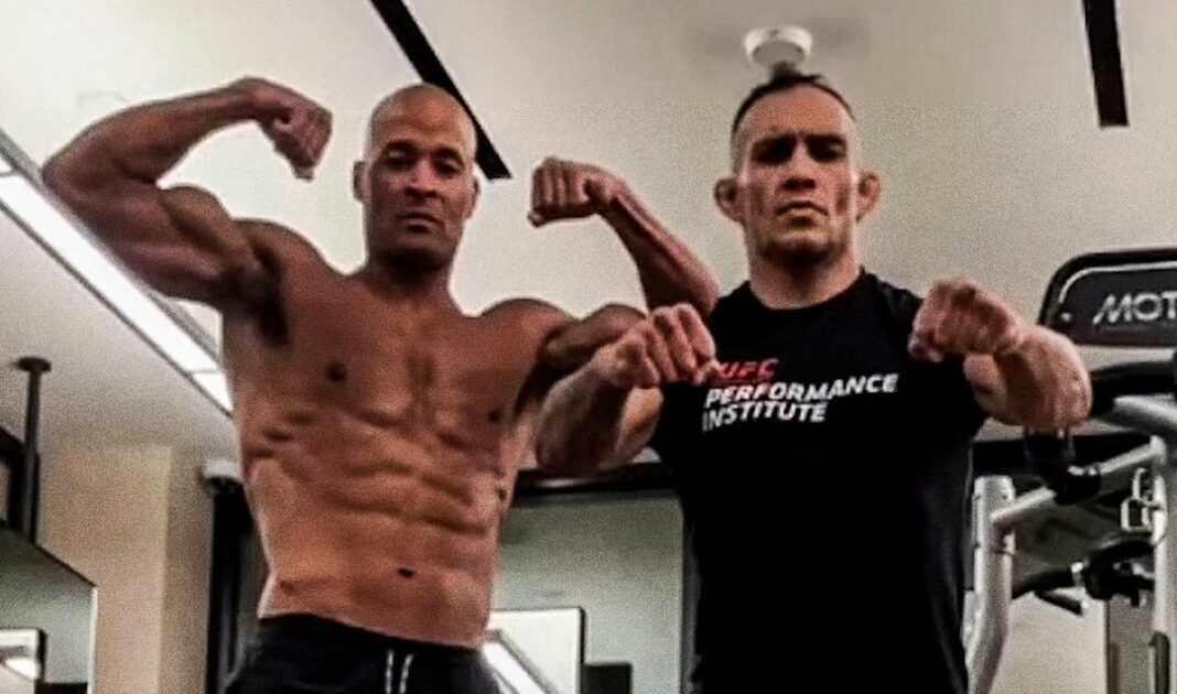 Tony Ferguson trenuje z Davidem Gogginsem przed walką z Paddym ...